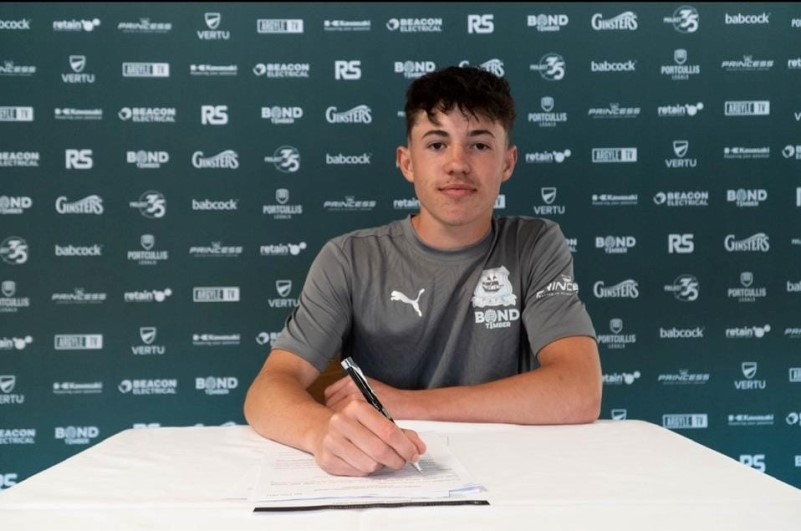 Ex-Braunton player signs for Argyle - Braunton FC